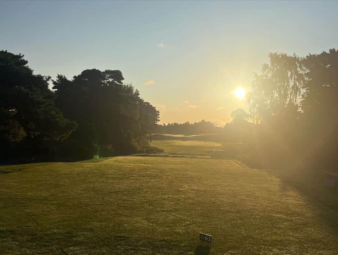 アンナ・ノルドクビストさんのインスタグラム写真 - (アンナ・ノルドクビストInstagram)「Dew patrol, a beautiful sunrise and a carry bag ...