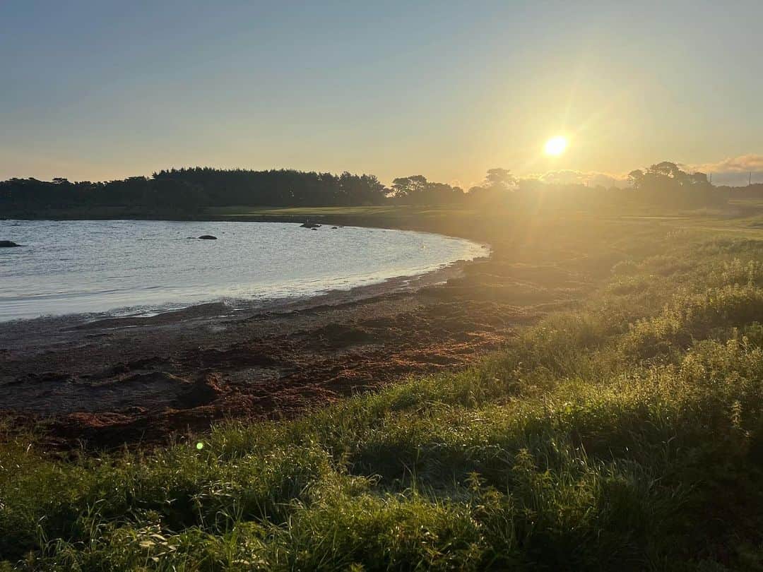 アンナ・ノルドクビストさんのインスタグラム写真 - (アンナ・ノルドクビストInstagram)「Dew patrol, a beautiful sunrise and a carry bag ...
