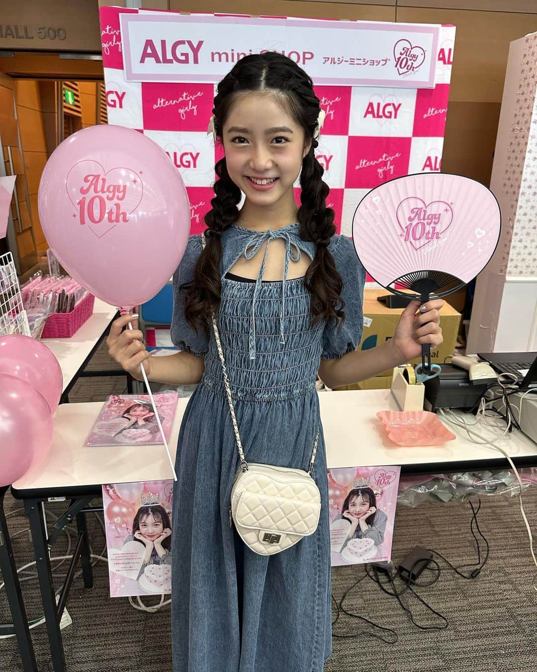 豊川亜咲さんのインスタグラム写真 - (豊川亜咲Instagram)「🩷🩷 . ニコフェスで @algy_official さんの ブース遊び行ったよ🐻🎀🤍 10周年おめでとうございます💐🎈 ...