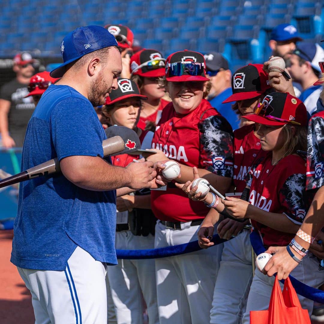 トロント・ブルージェイズさんのインスタグラム写真 - (トロント・ブルージェイズInstagram)「From North Regina to The Show! Give a warm ...