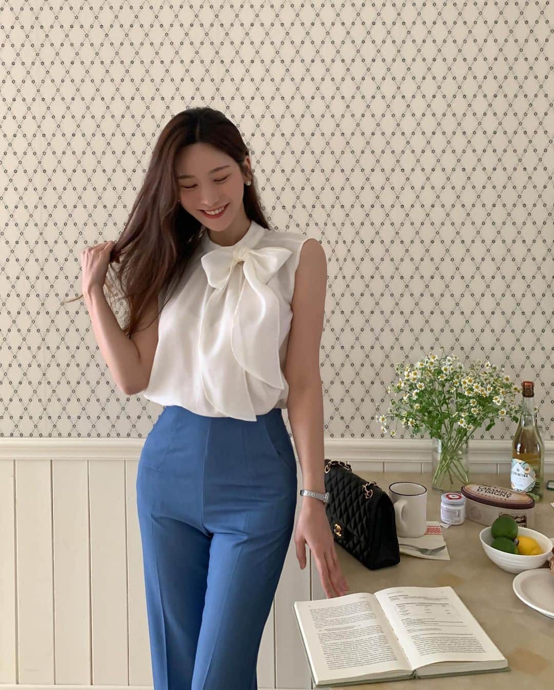 DHOLICさんのインスタグラム写真 - (DHOLICInstagram)「\RIBBON MOTIF🎀／ 注目のリボンモチーフ 大きなリボンのブラウスや細めのリボンが ポイントになっている ...