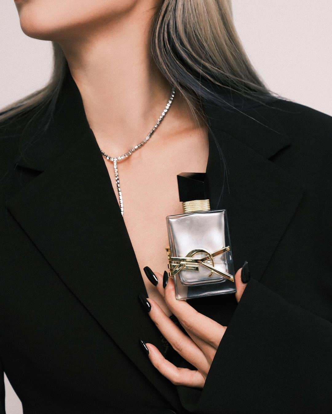 林咖安（Lyla）さんのインスタグラム写真 - (林咖安（Lyla）Instagram)「🖤🖤🖤 ⭐️YSL 自由不羈系列香水～ 美到捨不得噴 ...