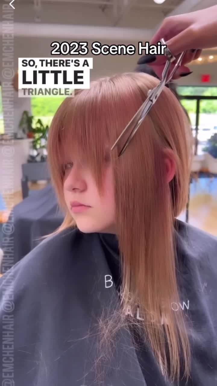 Sam Villaさんのインスタグラム動画 - (Sam VillaInstagram)「Sound up 🔉 Stylist @emchenhair⁠ is walking us ...