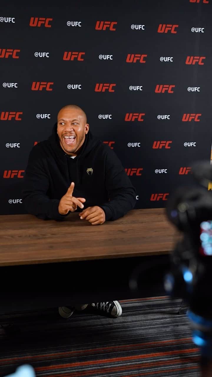 UFCさんのインスタグラム動画 - (UFCInstagram)「Big smiles and good energy in the air ...