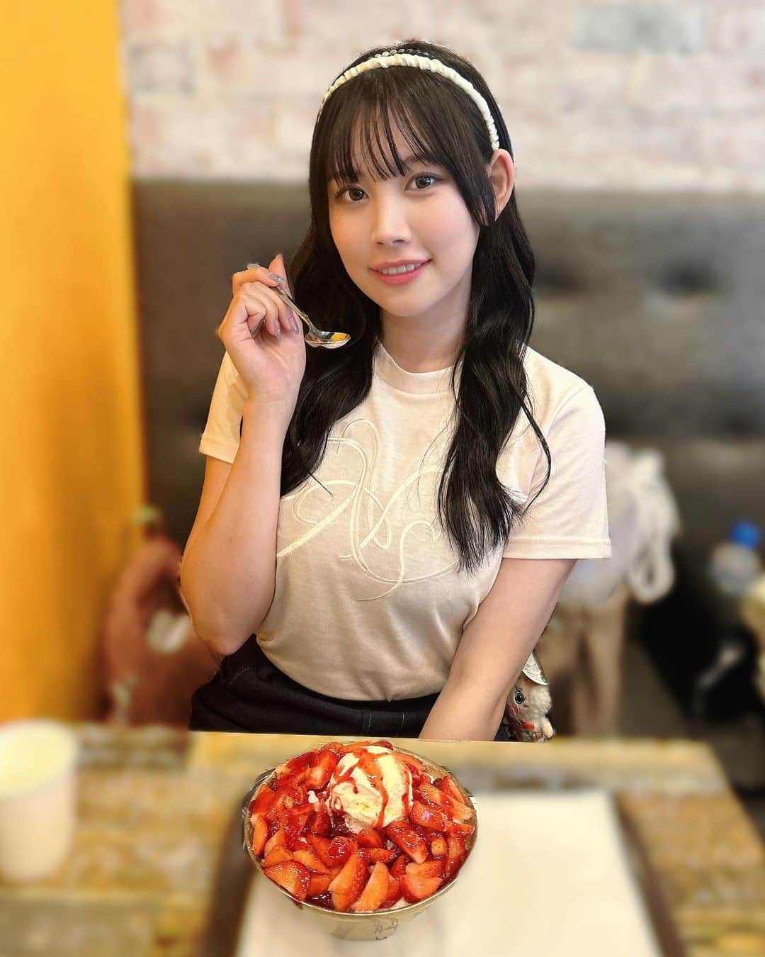 篠見星奈さんのインスタグラム写真 - (篠見星奈Instagram)「. 桃のかき氷食べにきたけどいちごに惹かれた🍓🍧 . #カフェビンゴ ...