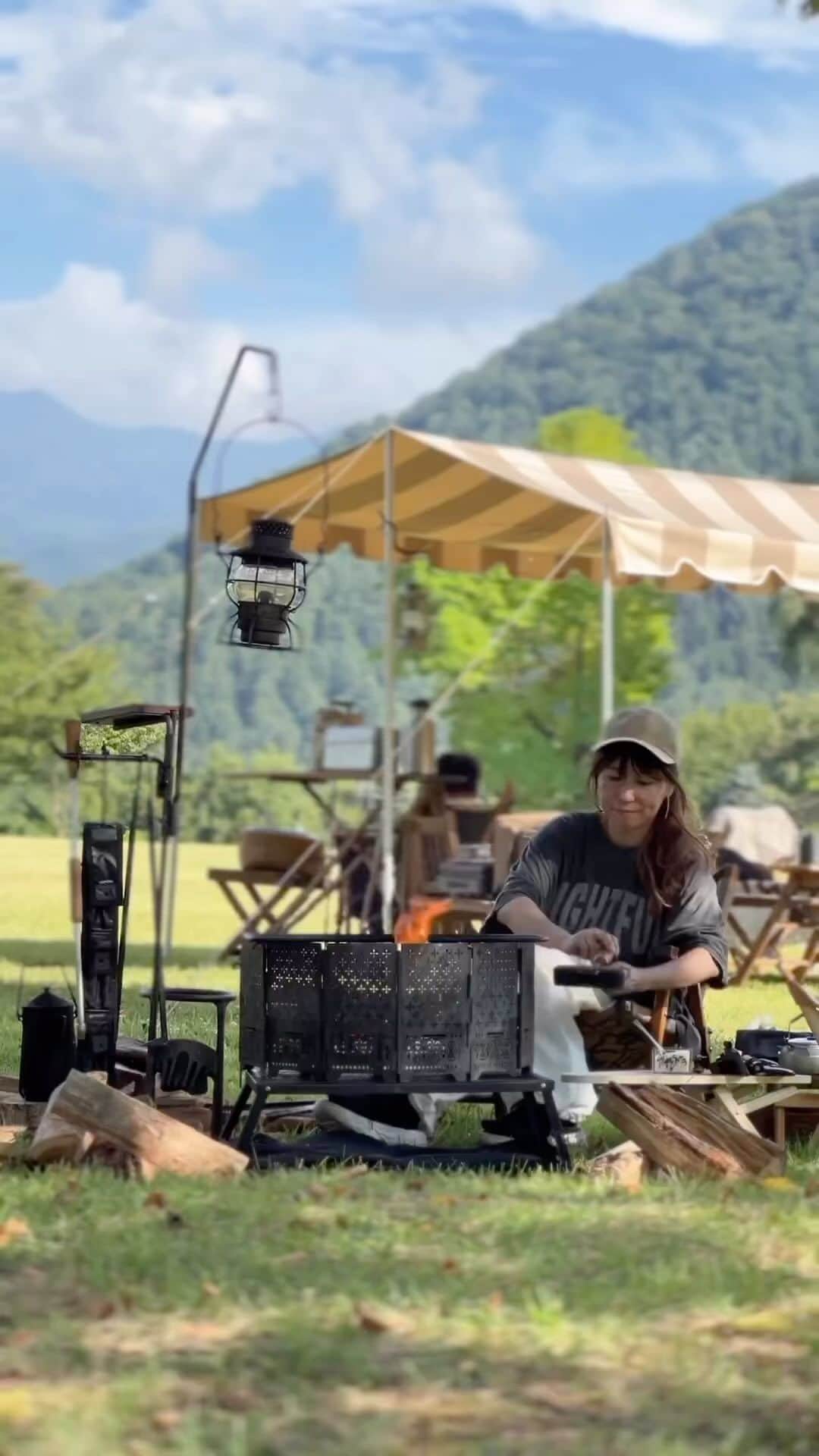 CAMP_HACKさんのインスタグラム動画 - (CAMP_HACKInstagram)「マシュマロを大量に使ったフレンチトースト⁉️ 作り方👇 ①ホットサンドメーカーでバターを溶かす ②牛乳 ...