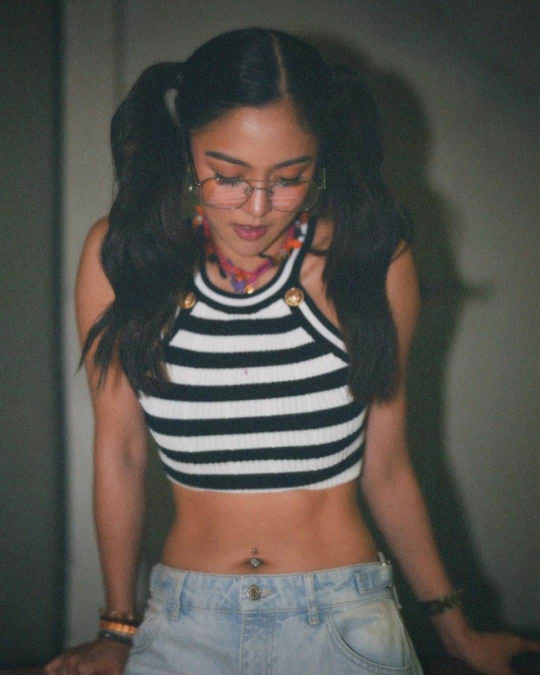Kim Chiuさんのインスタグラム写真 - (Kim ChiuInstagram)「“𝑯𝒂𝒏𝒅𝒔 𝒕𝒐 𝒎𝒚𝒔𝒆𝒍𝒇." 🦋🖤🤓 #ootd ...