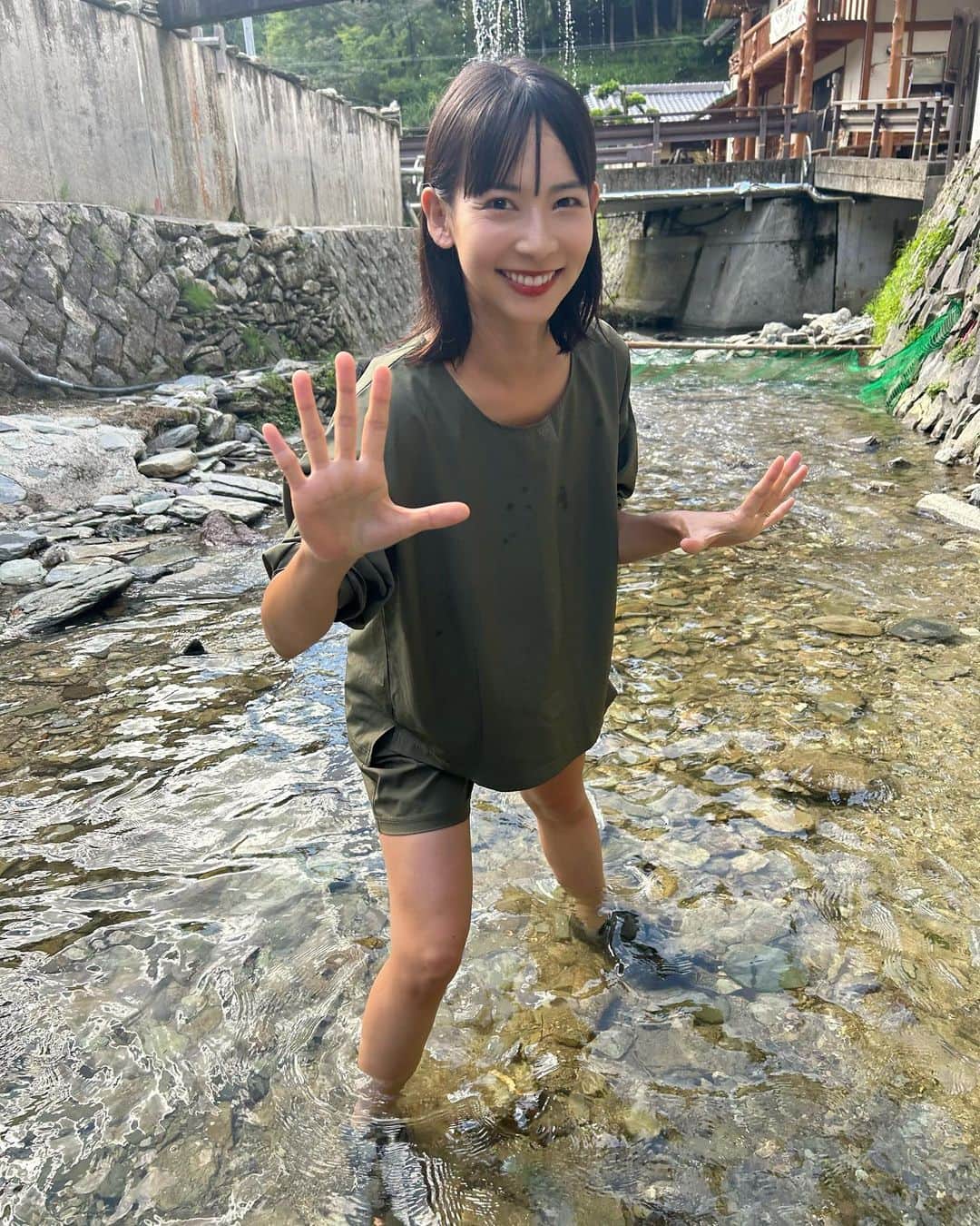 阪本智子さんのインスタグラム写真 阪本智子instagram 「🖐️♡ このポーズなーんだ？ 2枚目 スタートしてます😂笑 川遊び