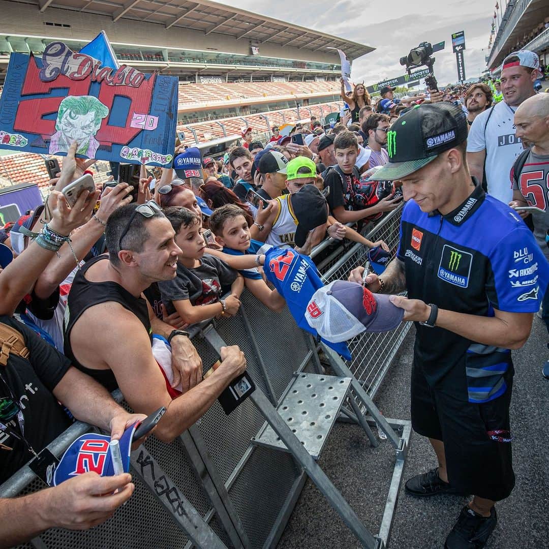 YamahaMotoGPさんのインスタグラム写真 - (YamahaMotoGPInstagram)「High-fives 🙌 ...