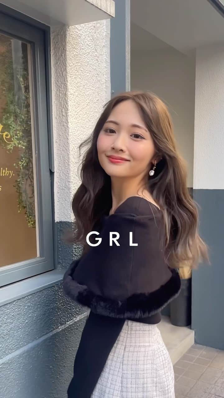 GRLさんのインスタグラム動画 - (GRLInstagram)「GRLわかなさん着用コーデを紹介するよ💚 ファー付きケープ風ニットトップス[an1347] ラメチェックツイードマーメイド ...