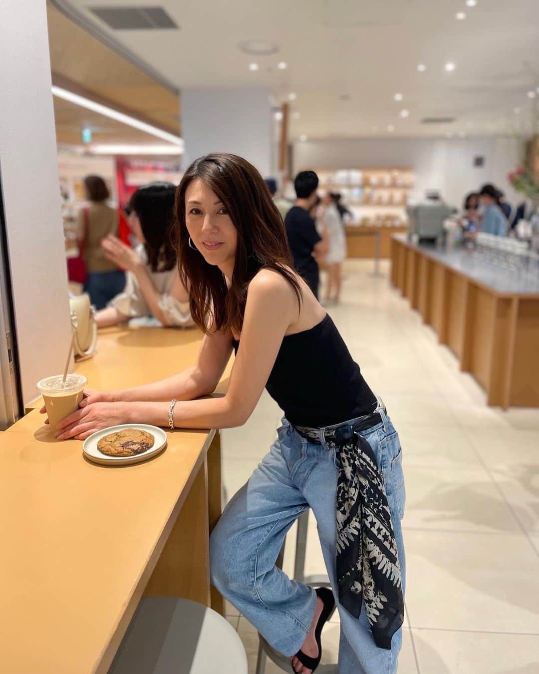 雨宮塔子さんのインスタグラム写真 - (雨宮塔子Instagram)「パリ到着間際の機内のアナウンスで、パリの気温は19℃と知りました。 19 ...