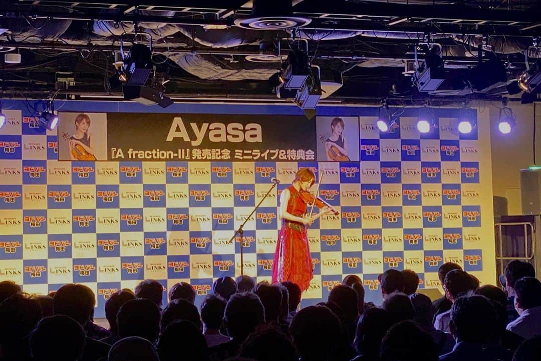 AYASAさんのインスタグラム写真 - (AYASAInstagram)「🎻 ヨドバシカメラマルチメディア梅田店様でのミニライブ2Daysの図🎶1日目🫶 (2023.09.02) 1日目は地下 ...