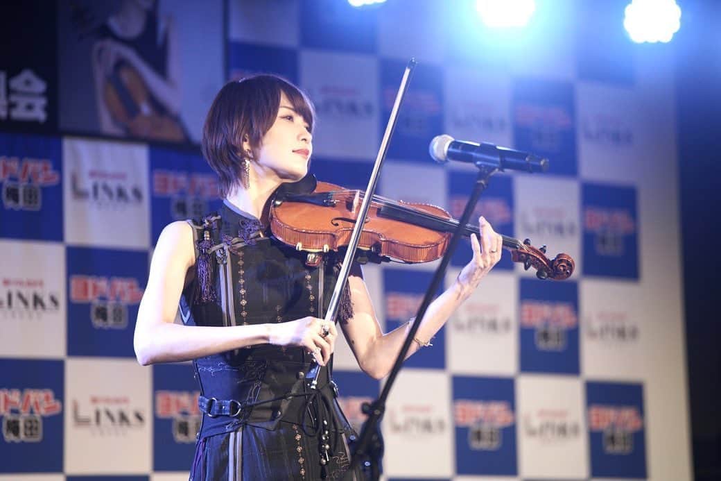 AYASAさんのインスタグラム写真 - (AYASAInstagram)「🎻 ヨドバシカメラマルチメディア梅田店様でのミニライブ2Daysの図🎶1日目🫶 (2023.09.02) 1日目は地下 ...