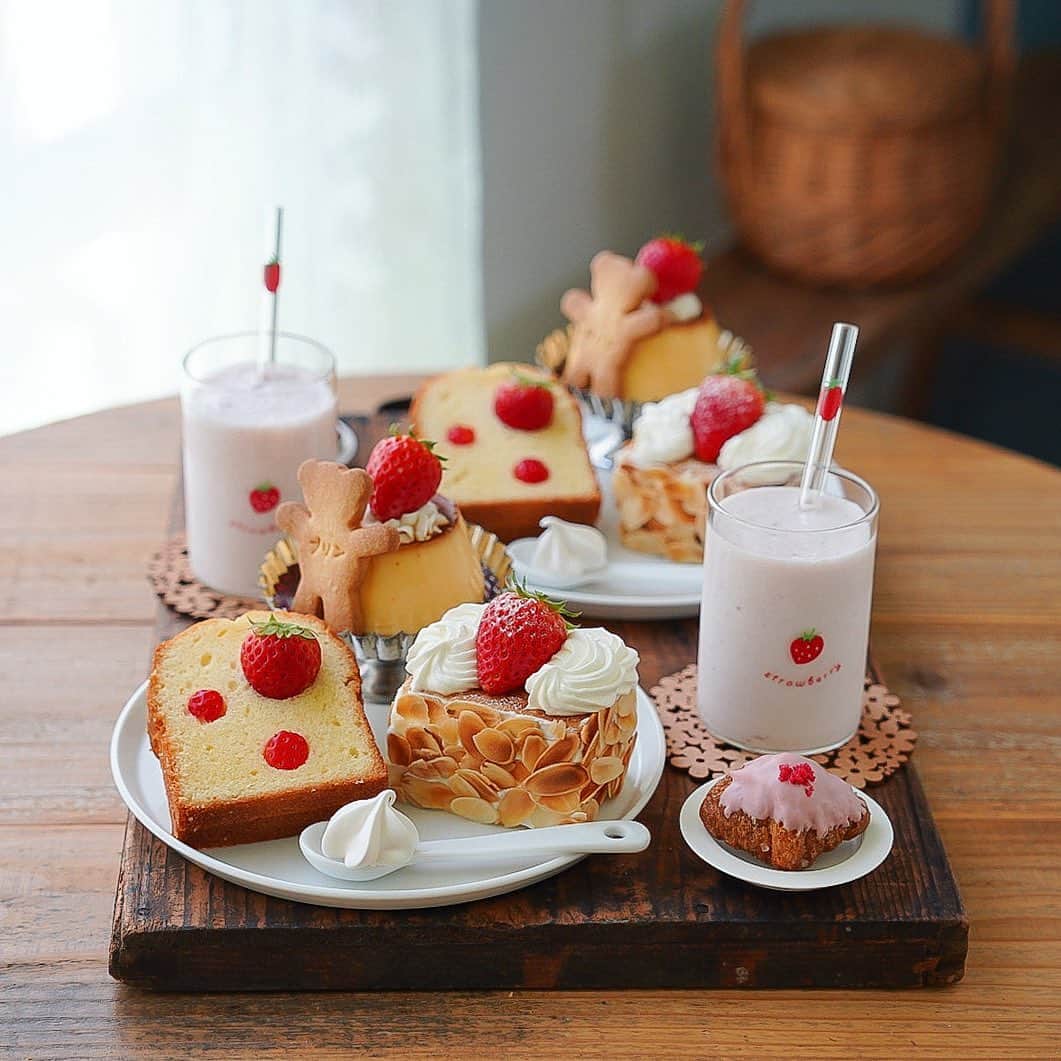 junjunさんのインスタグラム写真 - (junjunInstagram)「🍓 夏いちごのプレート 水玉パウンド ナポレオンパイ クマプリン @ouchicafe_jp #真夏の思い出おうち ...