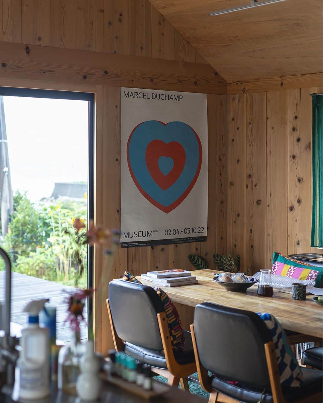 ZERO-CUBE+FUNさんのインスタグラム写真 - (ZERO-CUBE+FUNInstagram)「. 植物に囲まれ、浜名湖を一望できる三角屋根の黒い平屋。 @shigeogoto ...