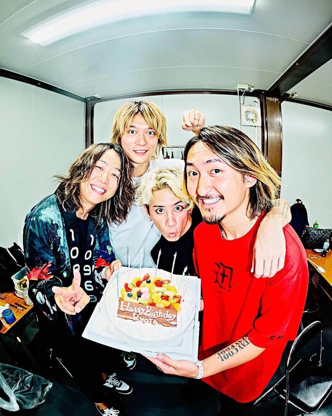 Taka さんのインスタグラム写真 - (Taka Instagram)「リョウタ！お誕生日おめでとう！いやー俺ら年かさねてるなー！^_^ で ...
