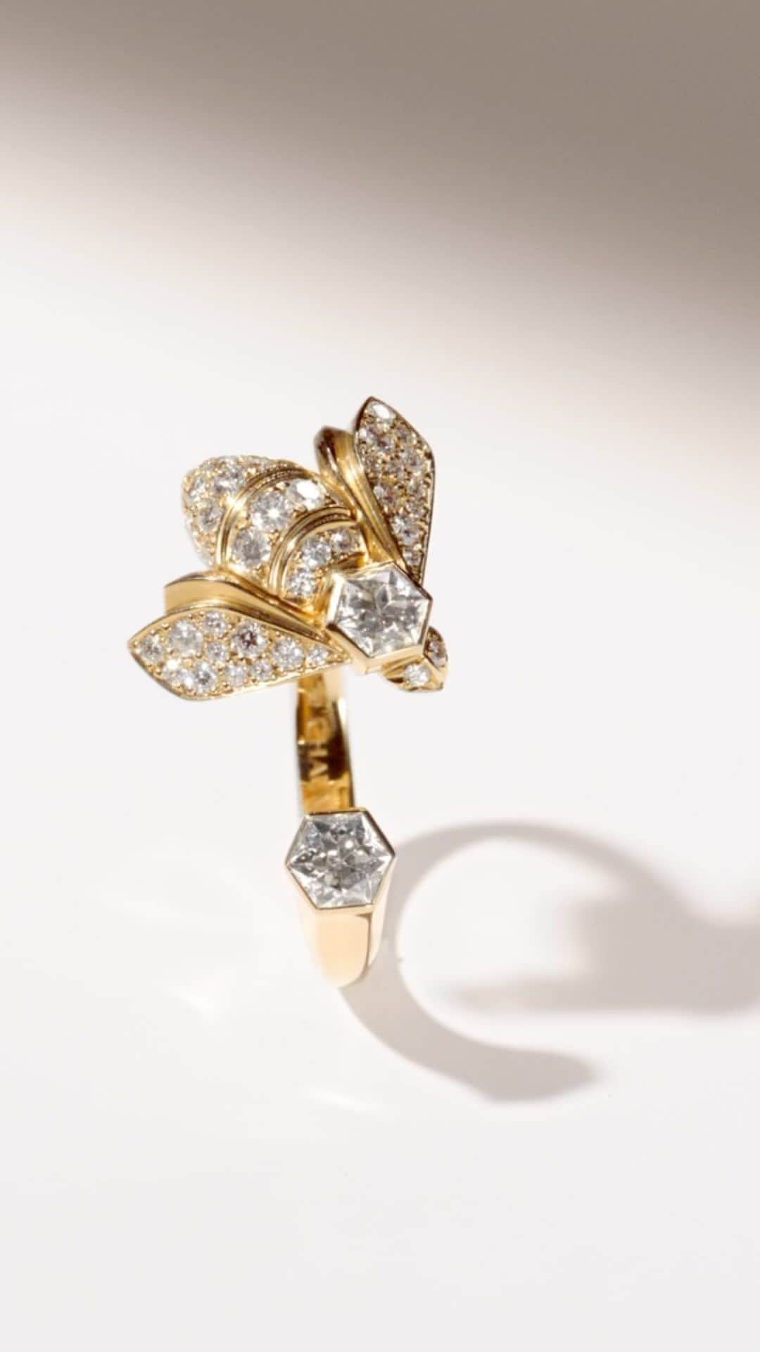 Chaumetさんのインスタグラム動画 - (ChaumetInstagram)「Captivating brilliance. Chaumet turns the bee into a ...