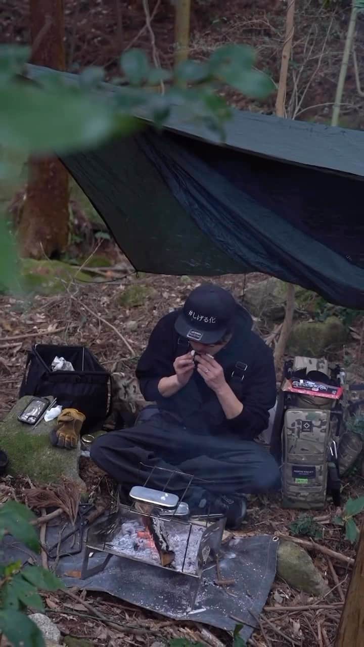 CAMP_HACKさんのインスタグラム動画 - (CAMP_HACKInstagram)「意外とやってこなかったという人も多いのでは🙋 メスティンで炊いたホカホカのお米で作る超シンプルな ...