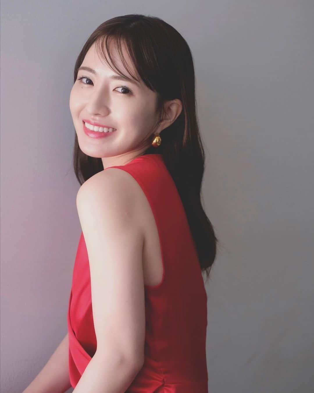 伊藤彩華さんのインスタグラム写真 - (伊藤彩華Instagram)「微笑んでるバージョン🫶🏻 #スターダスト #伊藤彩華 #作品撮り #赤 #ドレス #fashion # ...