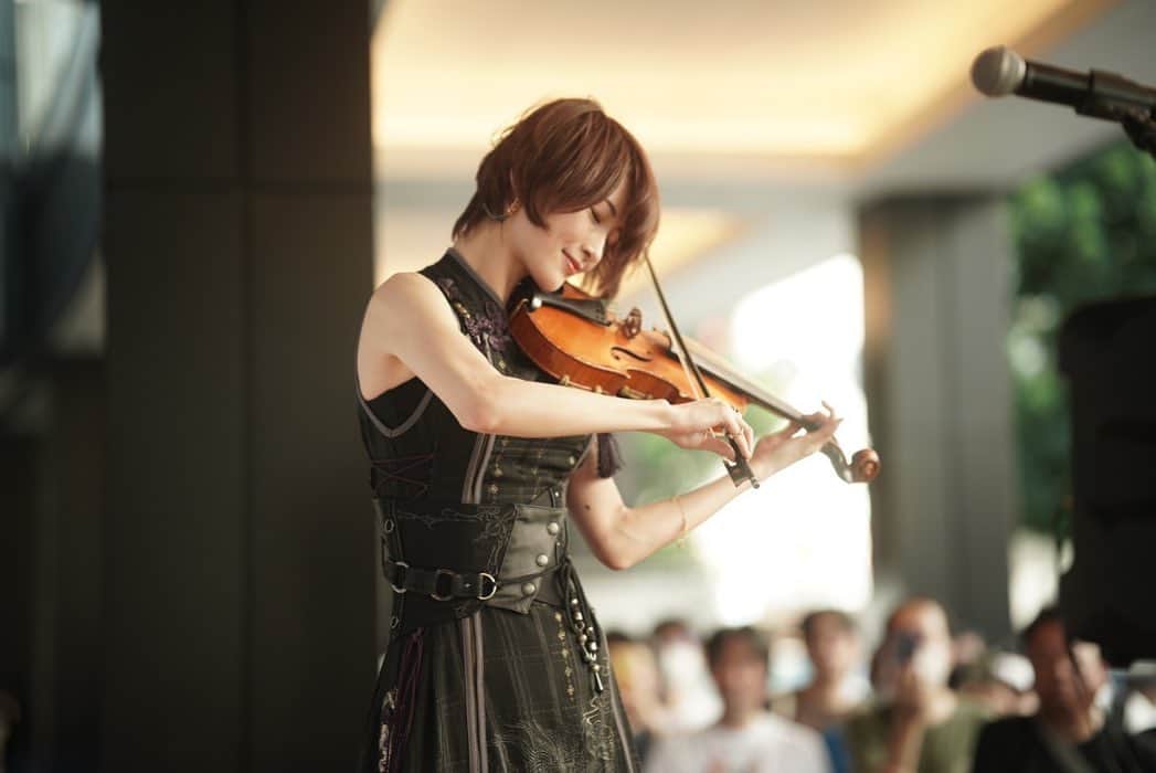 AYASAさんのインスタグラム写真 - (AYASAInstagram)「🎻 ヨドバシカメラマルチメディア梅田店様でのミニライブ2Daysの図🎶2日目🫶 (2023.09.03) 念願叶って ...