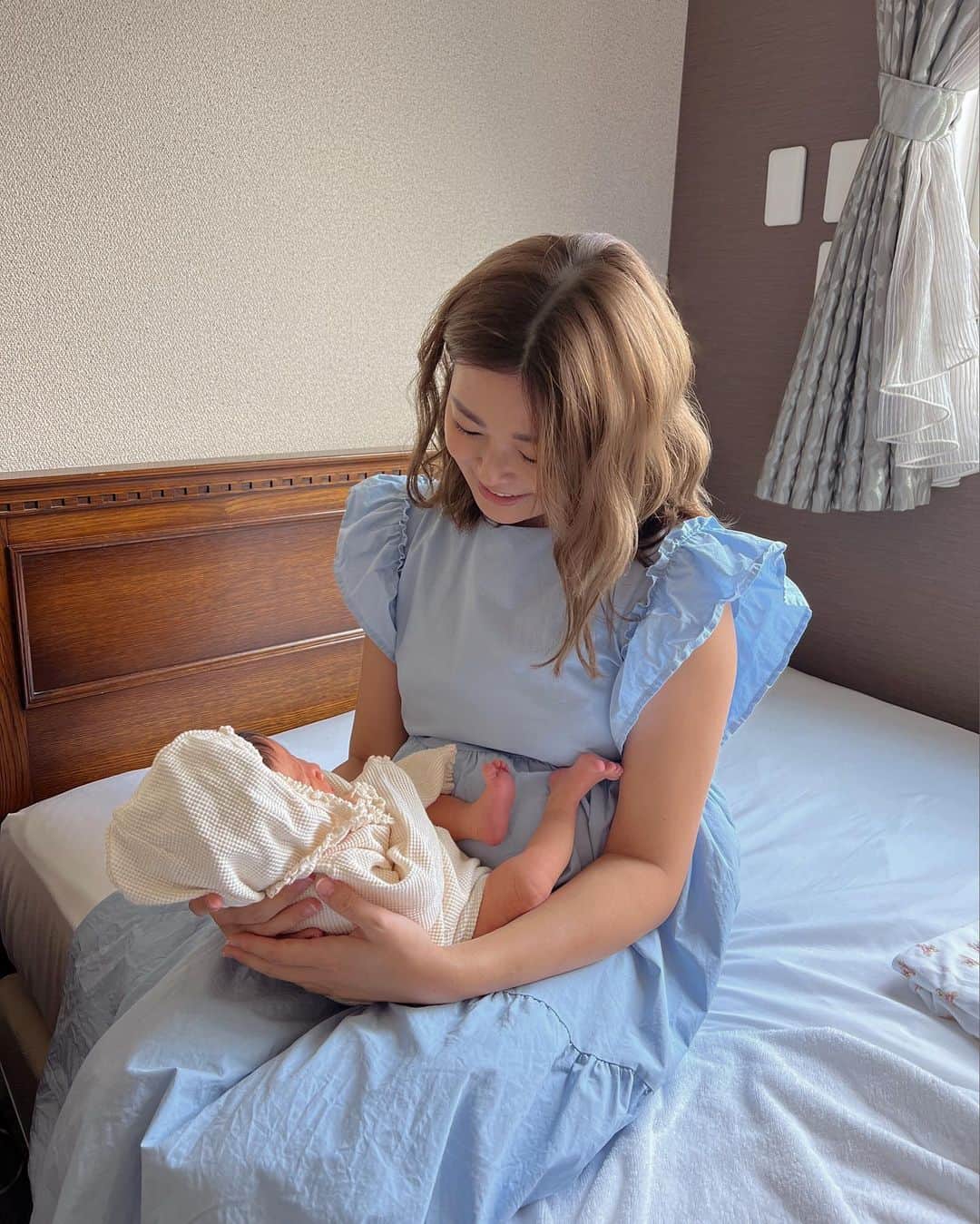 manaさんのインスタグラム写真 - (manaInstagram)「. 𝒉𝒂𝒑𝒑𝒚 𝒃𝒊𝒓𝒕𝒉𝒅𝒂𝒚 𝑴𝑶𝑵𝑬 🍊 あっという間に1歳🥹🤍おめでとねん🫶🏻 #3人育児 #3人目 #3兄妹 ...