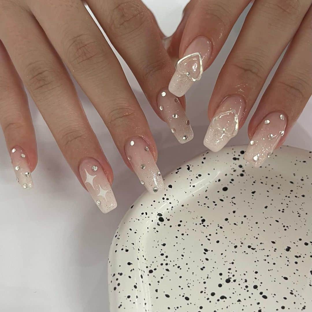 RiLiさんのインスタグラム写真 - (RiLiInstagram)「指先までキラキラ可愛く♡【つやキラネイル】🎀 指先がカワイイ💅とふと手元 ...