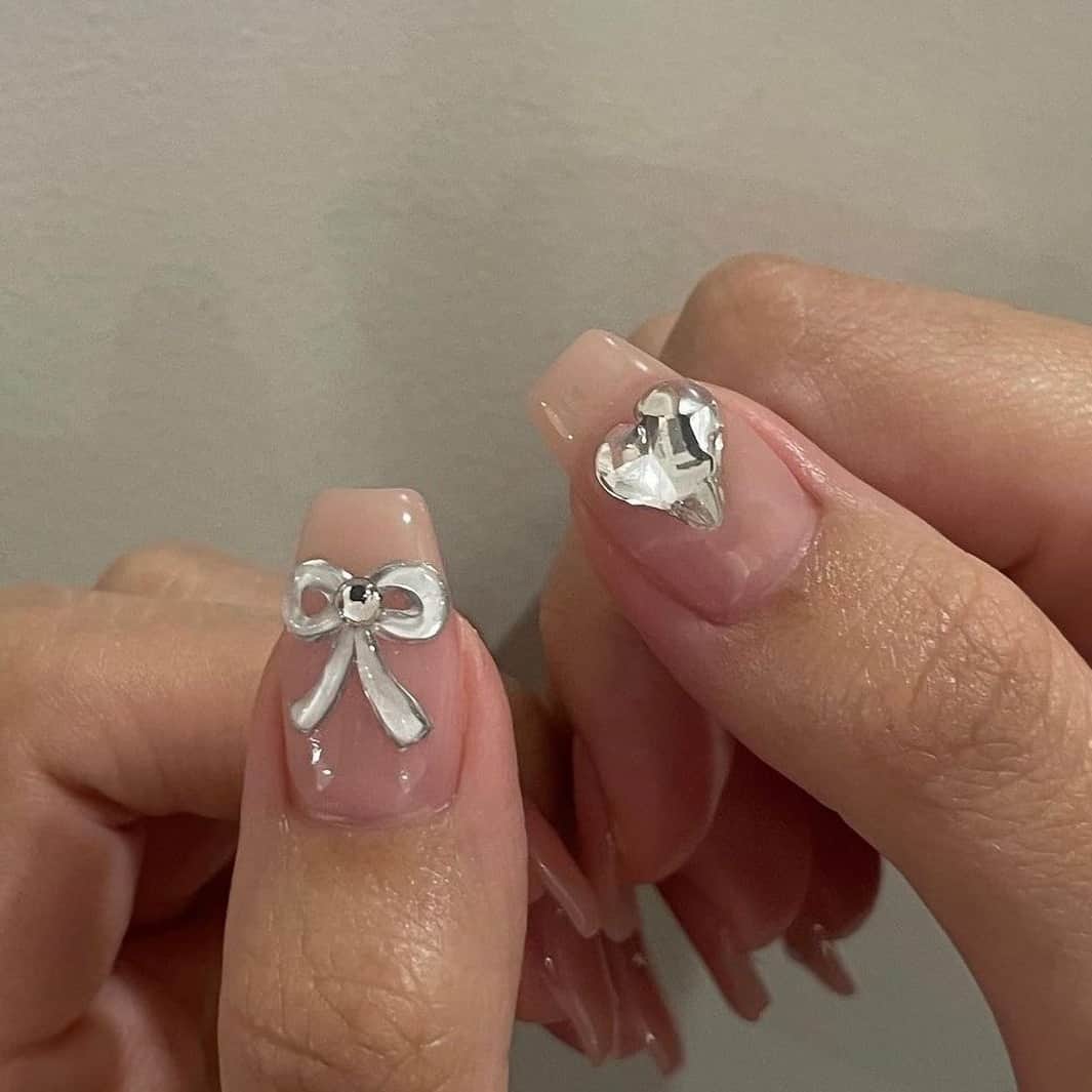 RiLiさんのインスタグラム写真 - (RiLiInstagram)「指先までキラキラ可愛く♡【つやキラネイル】🎀 指先がカワイイ💅とふと手元 ...