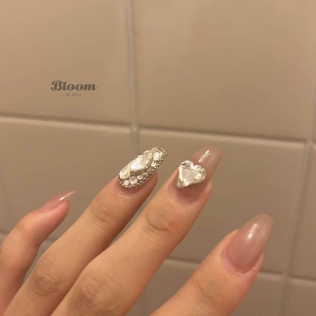RiLiさんのインスタグラム写真 - (RiLiInstagram)「指先までキラキラ可愛く♡【つやキラネイル】🎀 指先がカワイイ💅とふと手元 ...