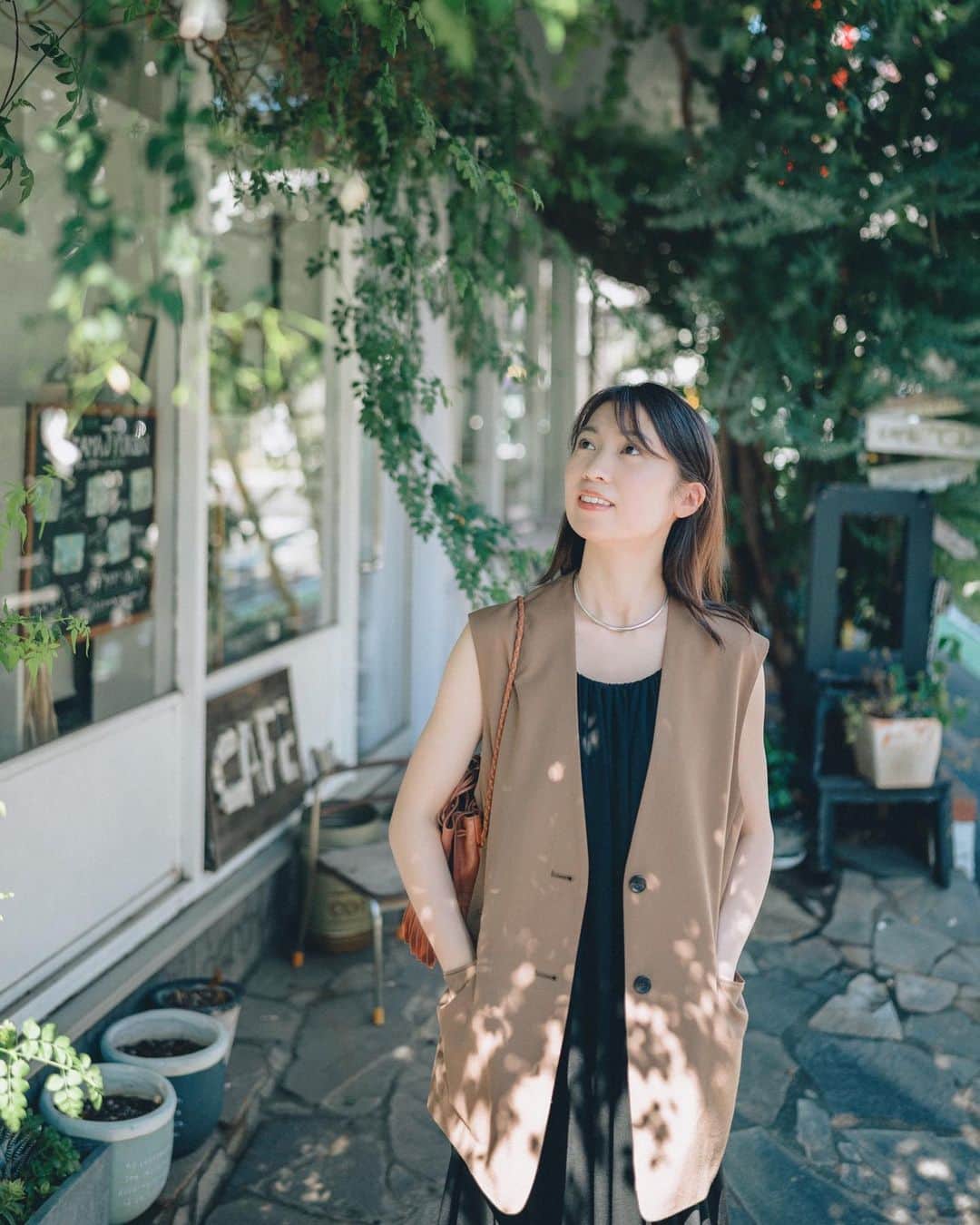 mikicoco00さんのインスタグラム写真 - (mikicoco00Instagram)「・ 9月🖤🤎 まだまだ暑いけど、秋物も気になりますね！ キャメルのジレ♡ ブラウスやニットと合わせ ...