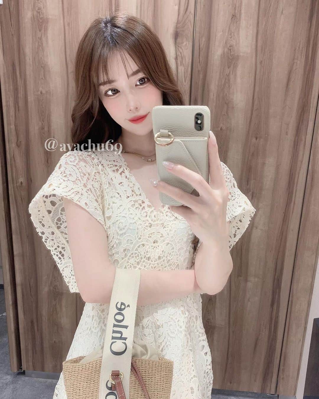 鈴木 あやさんのインスタグラム写真 - (鈴木 あやInstagram)「. 𝚘𝚘𝚝𝚍... ︎ onepiece〻 @amerivintage bag〻 @chloe 購入してからずっと着れ ...