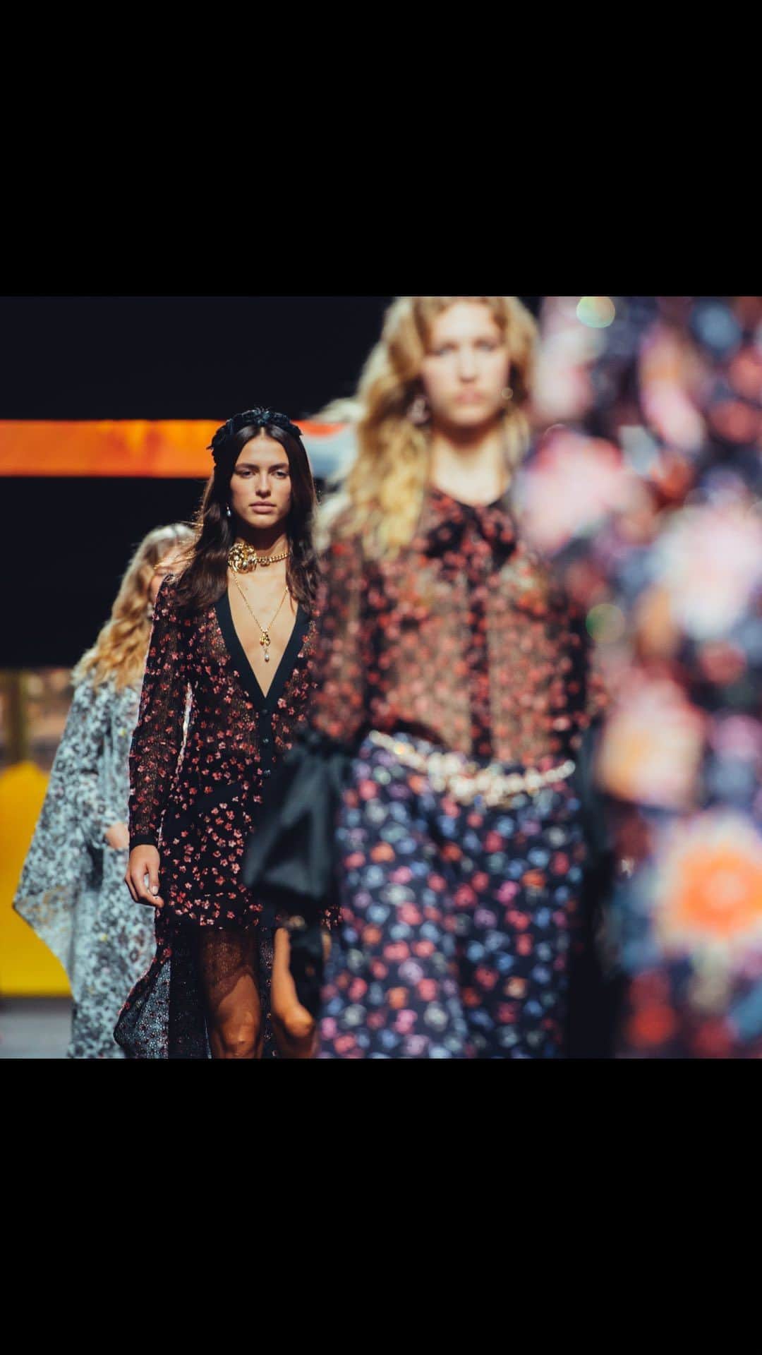 シャネルさんのインスタグラム動画 - (シャネルInstagram)「Paraded through a décor where views ...