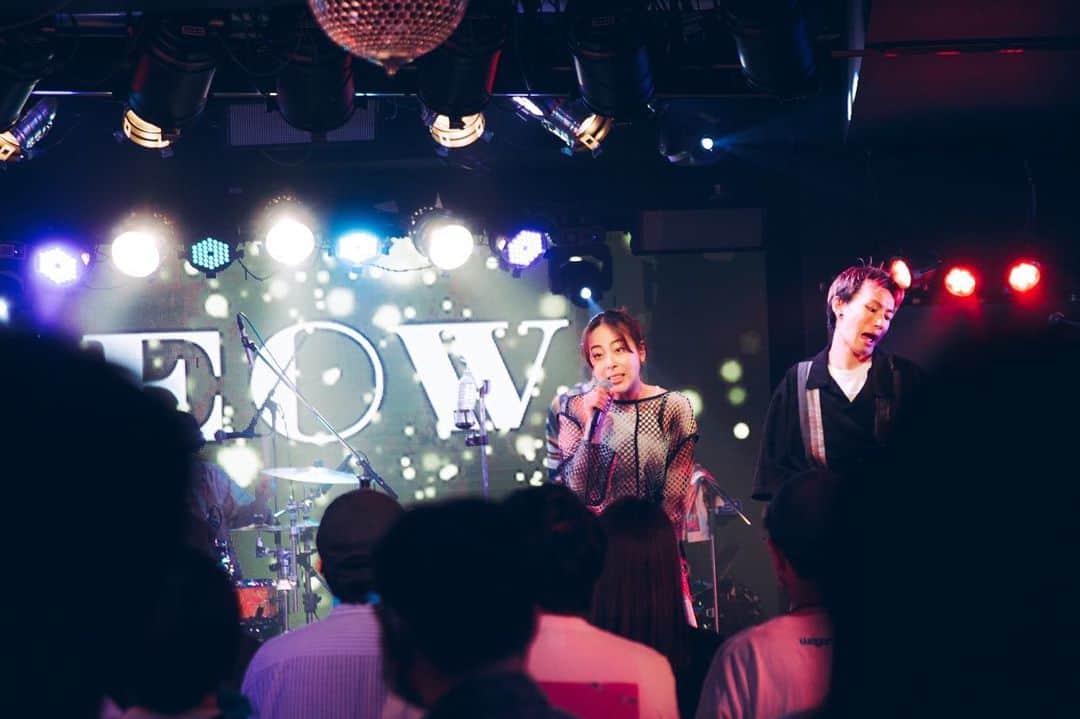 EOWさんのインスタグラム写真 - (EOWInstagram)「たんのっしかった〜〜〜 踊らせることに命燃やしてるツーバンドと フロアは踊れる猛者達の集まり この夏最後のひまわり爆咲き 最 ...