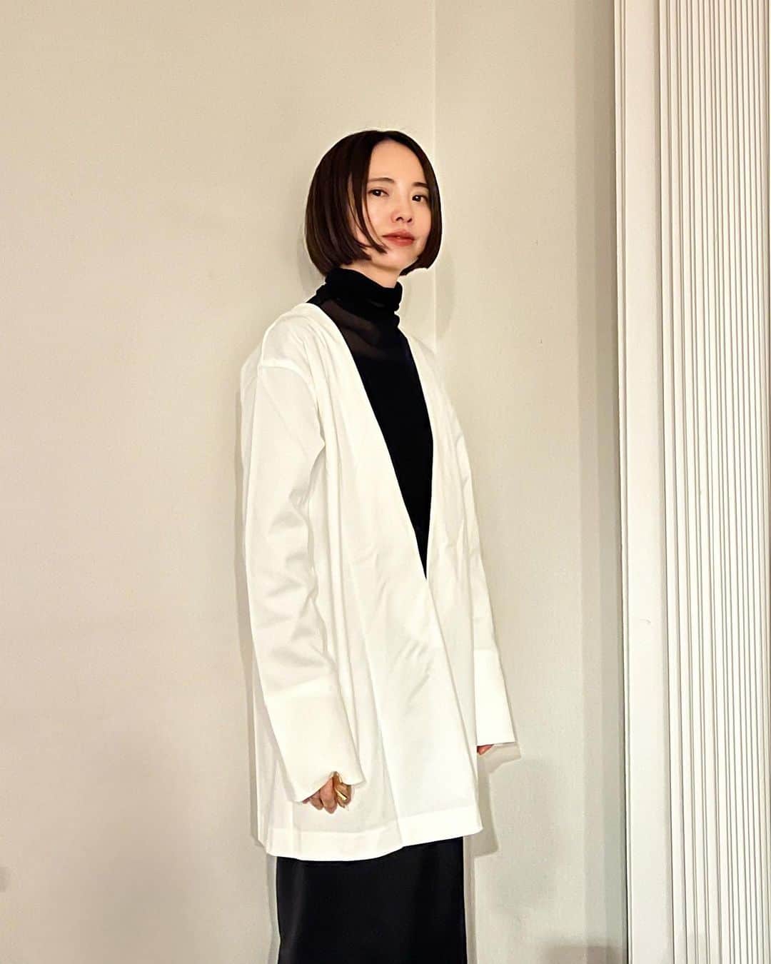 shoko inookaさんのインスタグラム写真 - (shoko inookaInstagram)「ディープVネックのヴァルーズシャツ ...