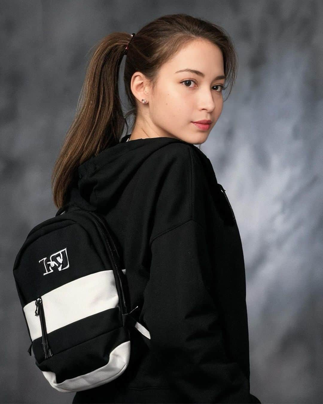 Ruby Kwanさんのインスタグラム写真 - (Ruby KwanInstagram)「Do you know this girl? 🤭 # ...