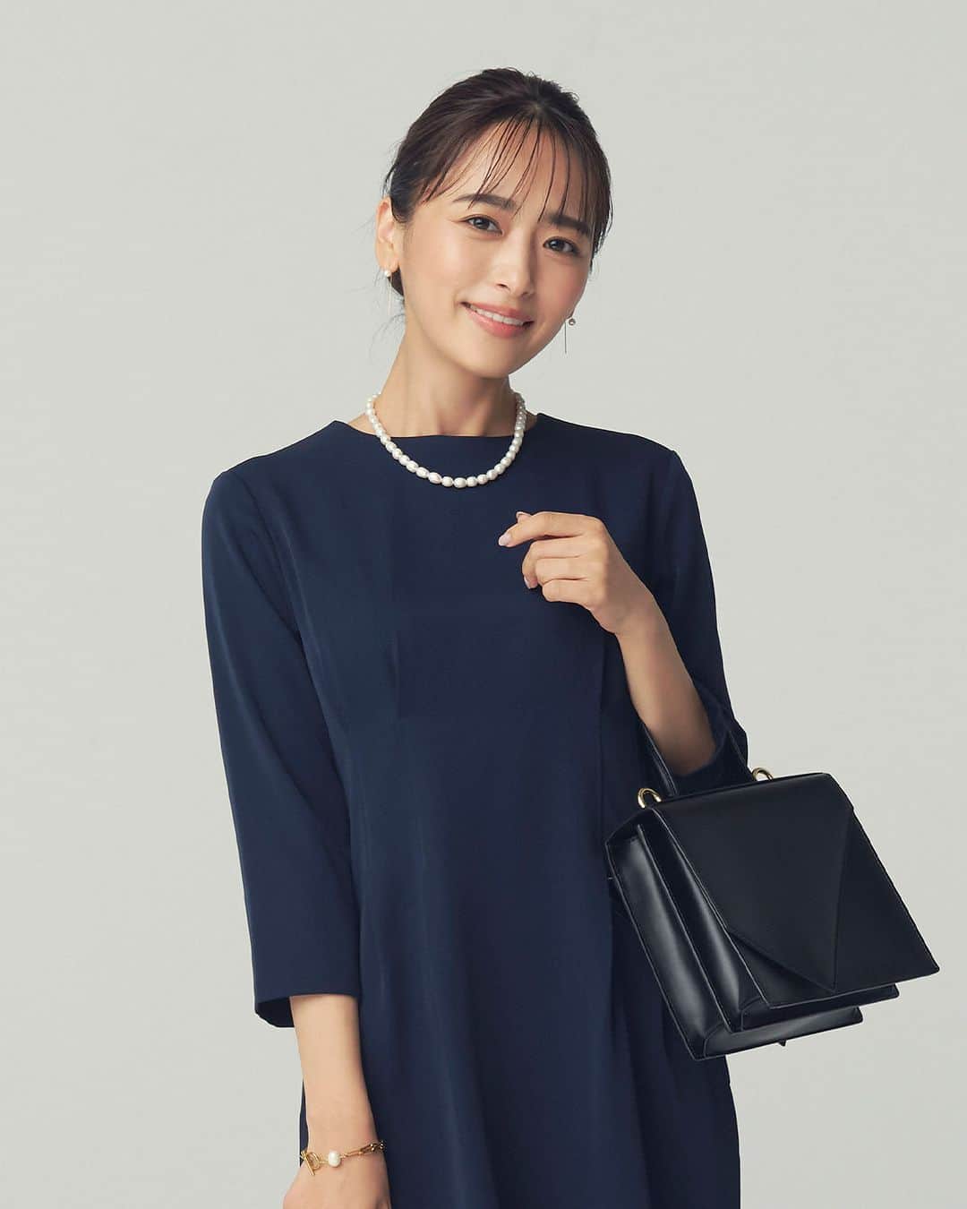 Domani編集部公式アカウントさんのインスタグラム写真 - (Domani編集部公式アカウントInstagram)「手首の抜け感とすとんと落ちるシンプルなシルエット、体のラインを拾いにくい ...