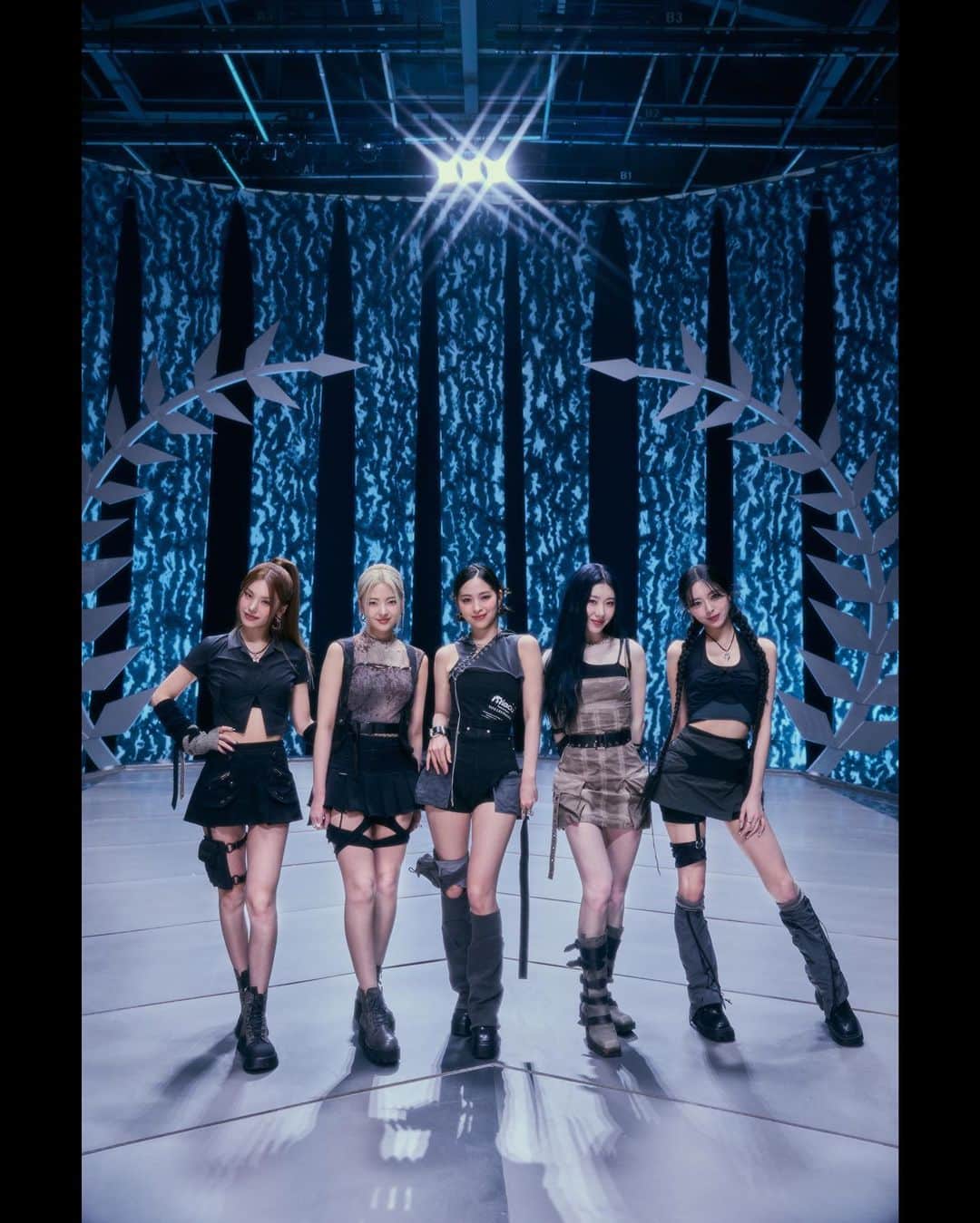 ITZYさんのインスタグラム写真 - (ITZYInstagram)「. ITZY JAPAN 1st Album『RINGO』 2023. ...