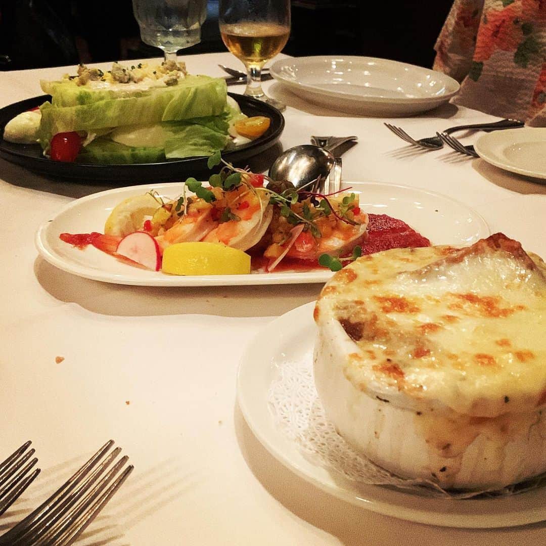 志摩有子さんのインスタグラム写真 - (志摩有子Instagram)「晩ごはんは奮発してハイズでキアヴェチャコールで焼くトマホークステーキどーん。 クラシックなら佇まいとスマートなサービス ...