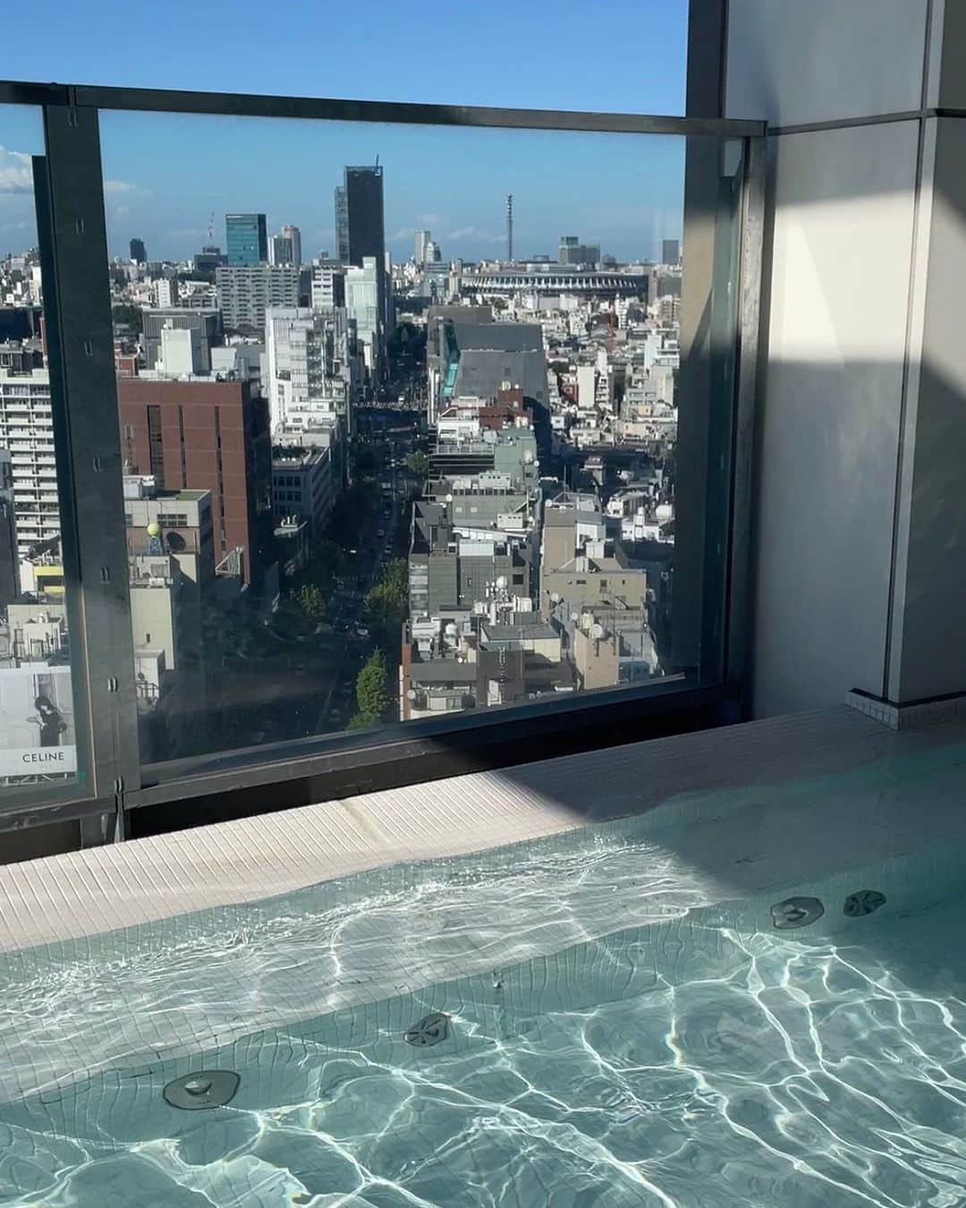 ひこ乃さんのインスタグラム写真 - (ひこ乃Instagram)「🏊 今年最後の夏遊び🏝️ 宮下パークのホテル棟最上階に新しくできたプール ...