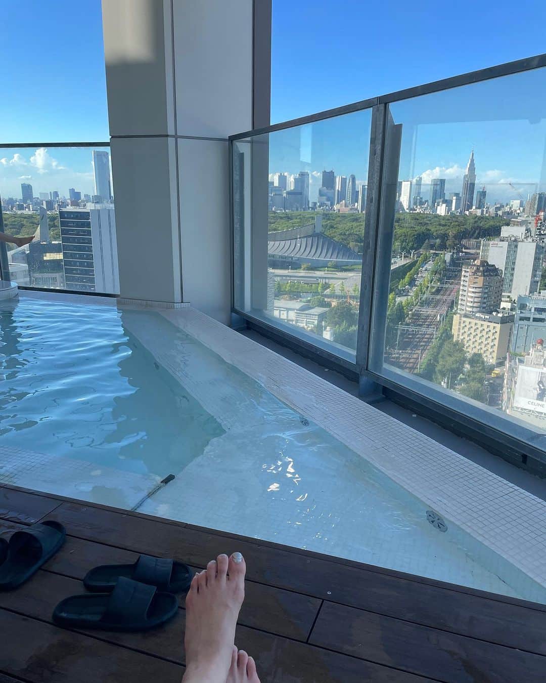 ひこ乃さんのインスタグラム写真 - (ひこ乃Instagram)「🏊 今年最後の夏遊び🏝️ 宮下パークのホテル棟最上階に新しくできたプール ...