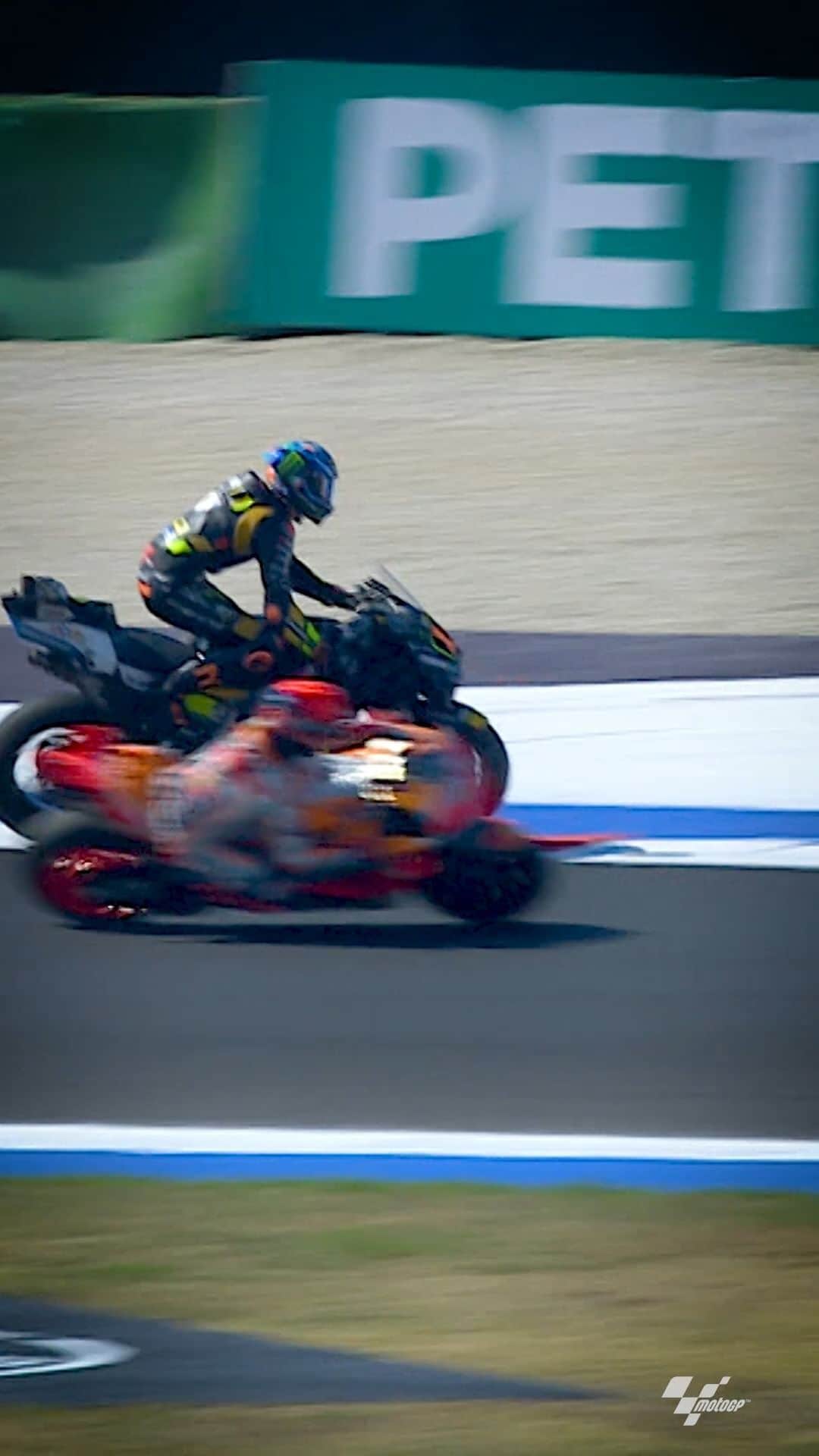 MotoGPさんのインスタグラム動画 - (MotoGPInstagram)「A big and costly moment for ...