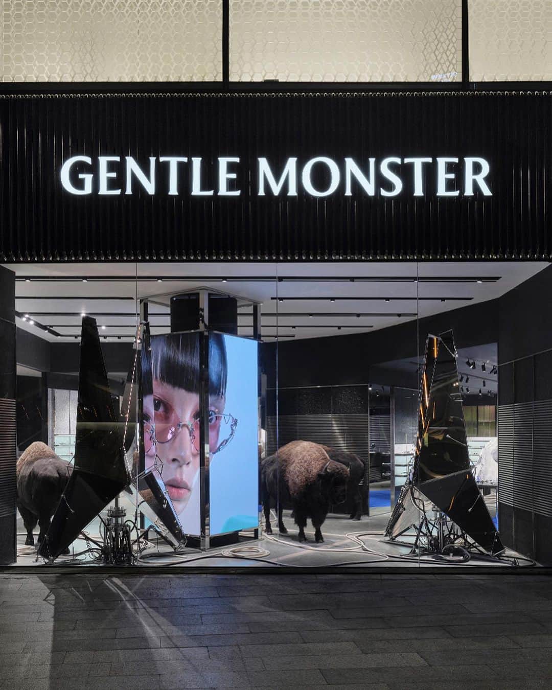 GENTLE MONSTERさんのインスタグラム写真 - (GENTLE MONSTERInstagram)「Junho, Becky ...