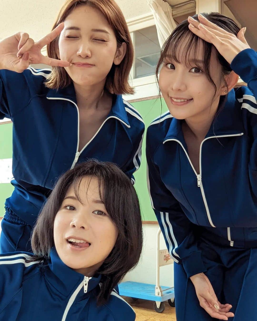 真田まことさんのインスタグラム写真 - (真田まことInstagram)「9月25日発売の週刊ポストさんでのグラビア撮影📸⁡ ⁡ジャージと学校 ...