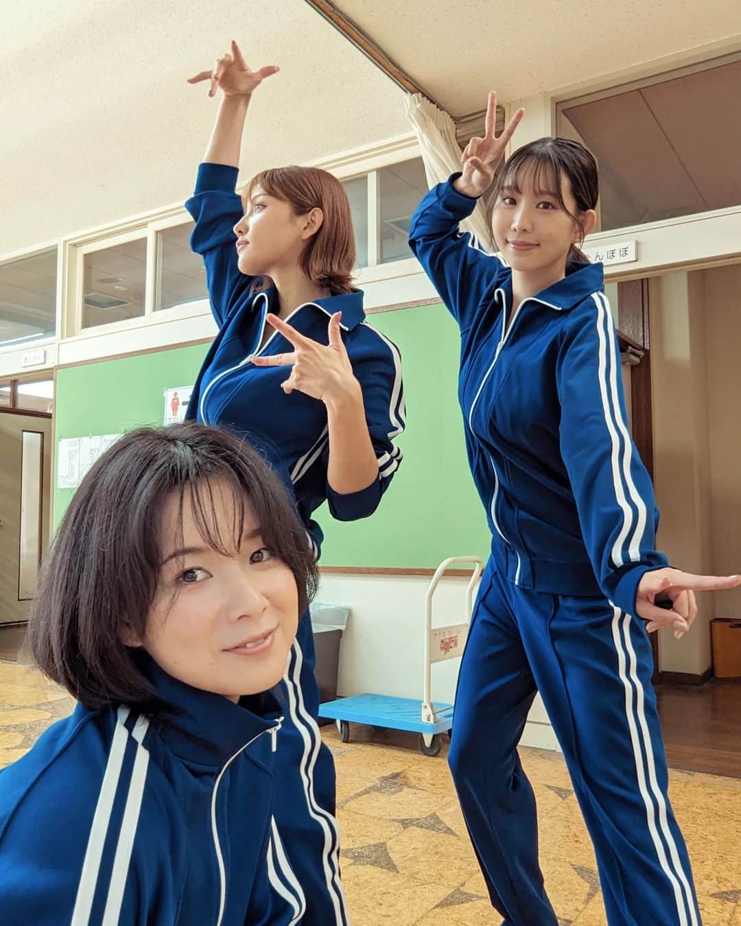 真田まことさんのインスタグラム写真 - (真田まことInstagram)「9月25日発売の週刊ポストさんでのグラビア撮影📸⁡ ⁡ジャージと学校 ...
