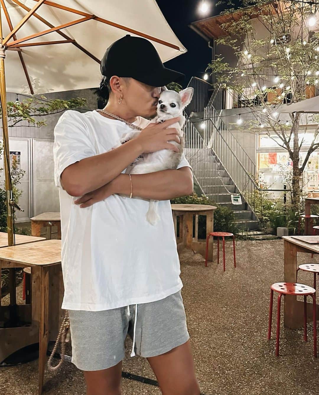 JunJunさんのインスタグラム写真 - (JunJunInstagram)「. 夜散歩🐾💚 最近のバニラはとても元気です😇 オムツも取れたしドリムもなくなったし 本間に何やったんって毎日喋り ...