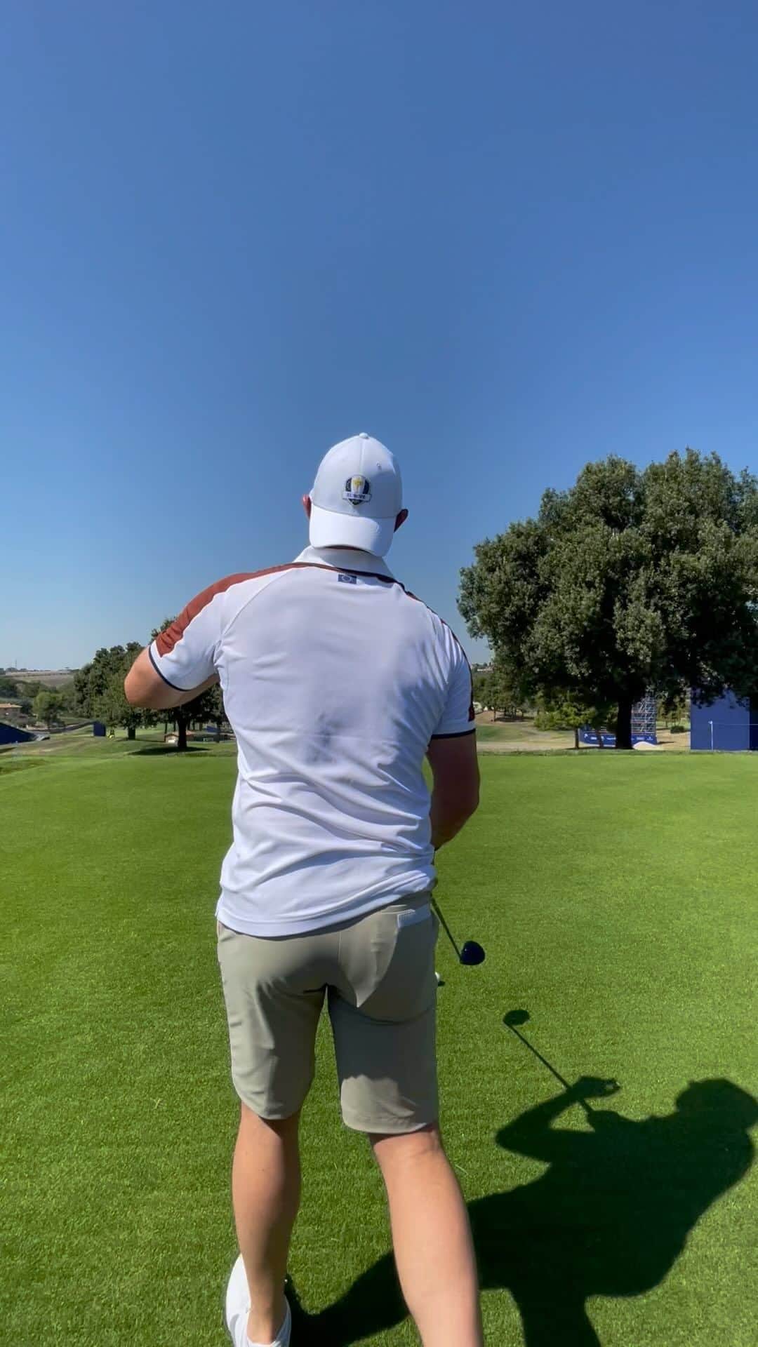 ローリー・マキロイさんのインスタグラム動画 - (ローリー・マキロイInstagram)「Backwards hat… Rory’s here ...