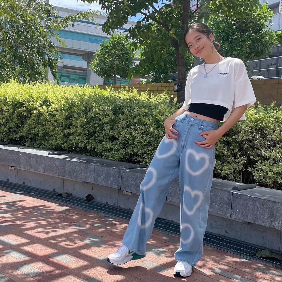 新潮社「ニコラ」さんのインスタグラム写真 - (新潮社「ニコラ」Instagram)「スプレーデザインのデニムが韓国ぽ🫶🏻 tops ...