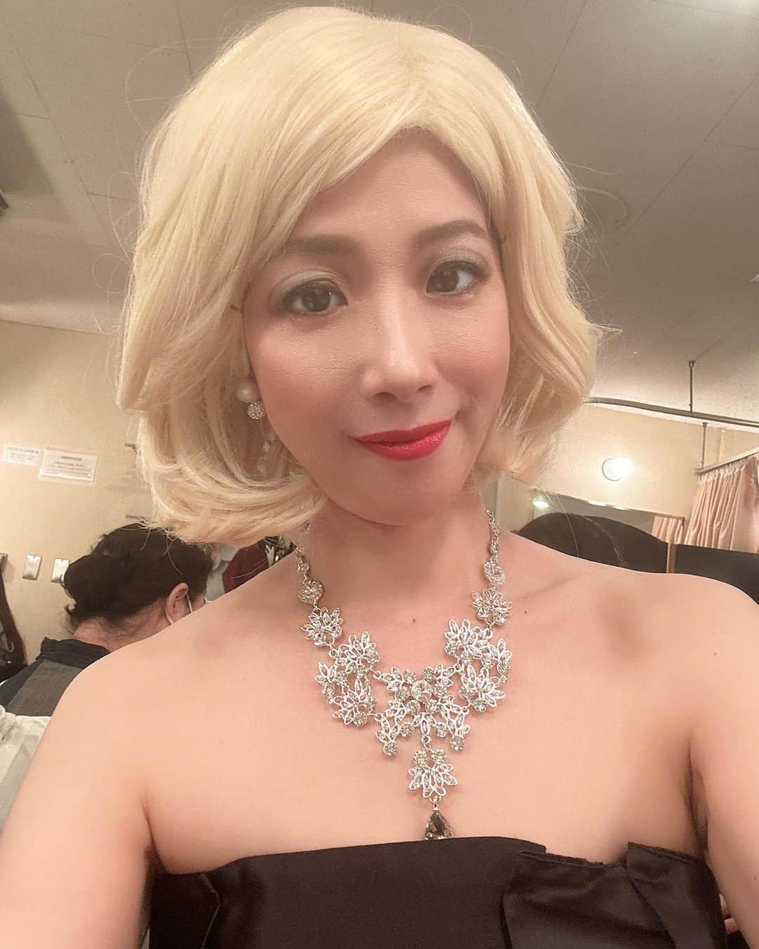 半井小絵さんのインスタグラム写真 半井小絵instagram 「おはようございます☀️ 昨夜は無事に 舞台『祖国への挽歌』の初日を迎える