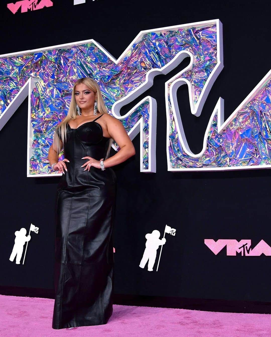 Bebe Rexhaさんのインスタグラム写真 - (Bebe RexhaInstagram)「VMAs baby 🖤 Outfit ...