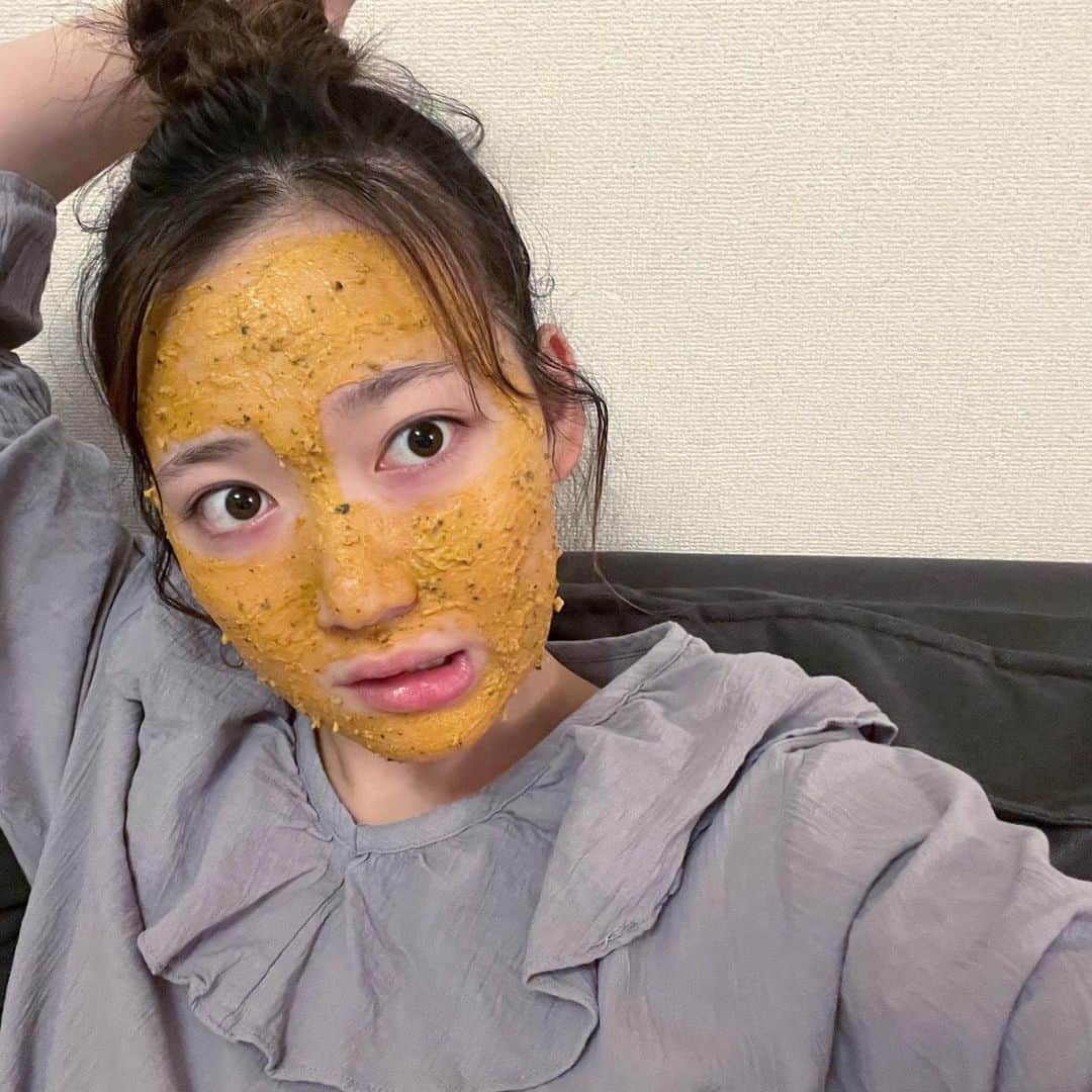 圭叶（KEYKA）さんのインスタグラム写真 - (圭叶（KEYKA）Instagram)「昨日の夜のお供はかぼちゃパック🎃 ハロウィン先取りで🤚🏼って頂いた時に、先取りしすぎでしょう！って ...