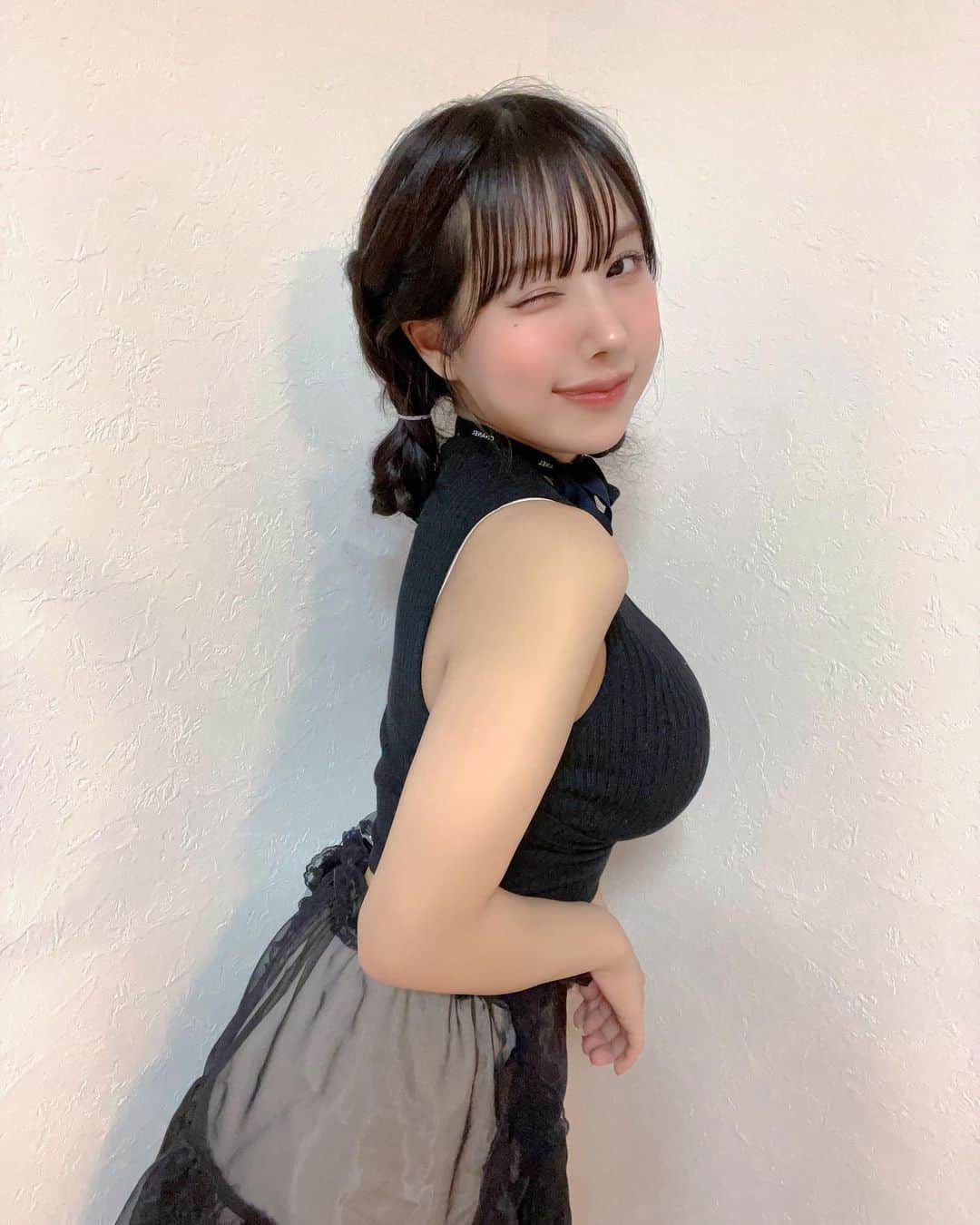 桃木兎羽さんのインスタグラム写真 - (桃木兎羽Instagram)「🌚🖤️️꙳ ・ ・ 最近マスターした髪型🫶 めっかわやろ〜🧏‍♀️♡」9 ...